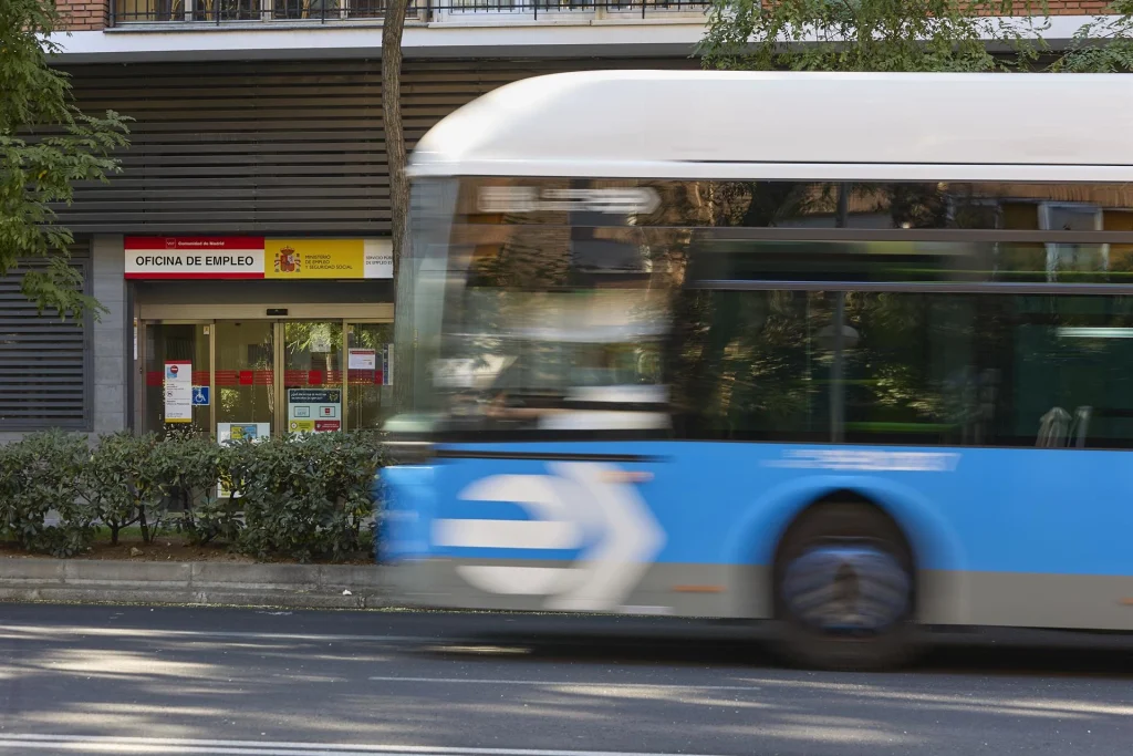 El paro baja en abril en 62.668 personas y cae por debajo de 2,4 ...