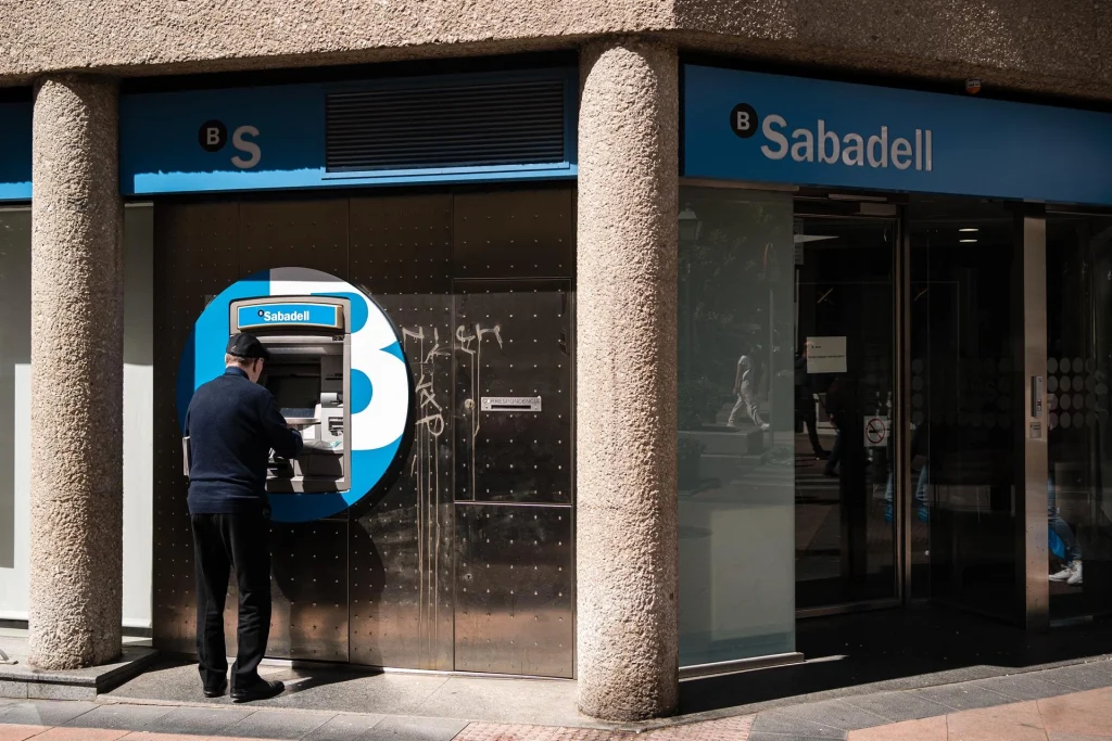 Sabadell ajusta el precio mínimo de conversión de tres CoCos tras ...