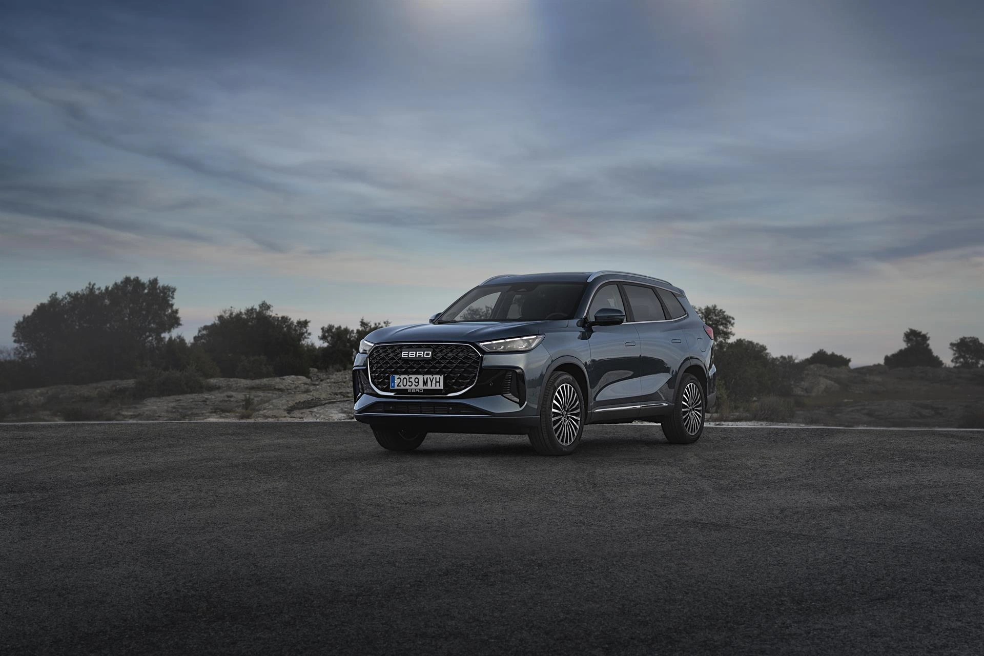 El EBRO s800, un SUV híbrido enchufable de siete plazas, desde 36.990 euros